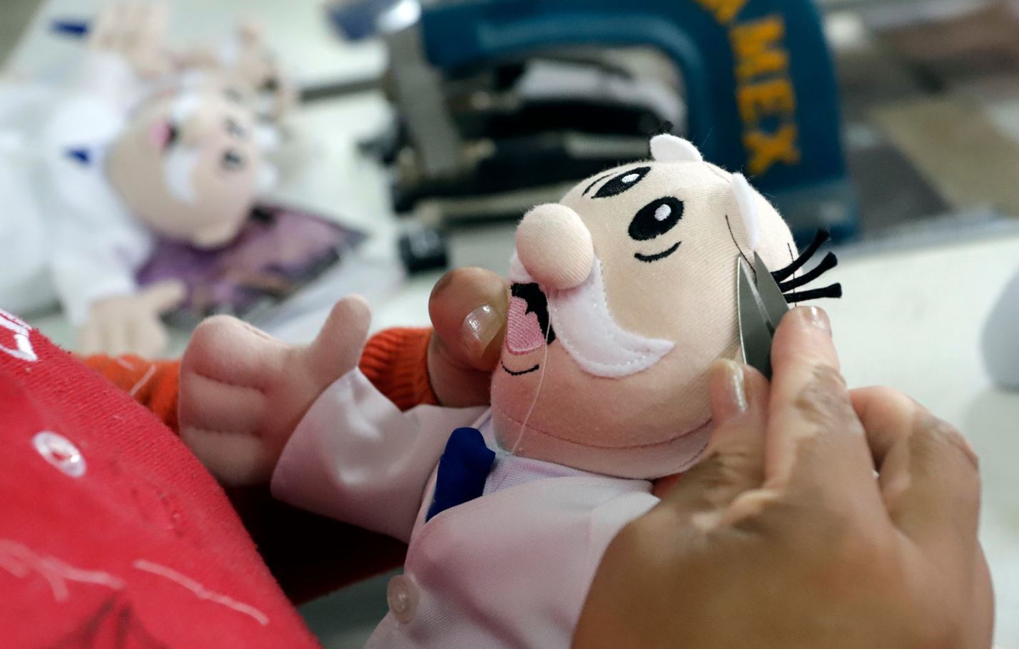 Cerca de 400 personas con discapacidad fabrican peluche del ‘Dr. Simi ...