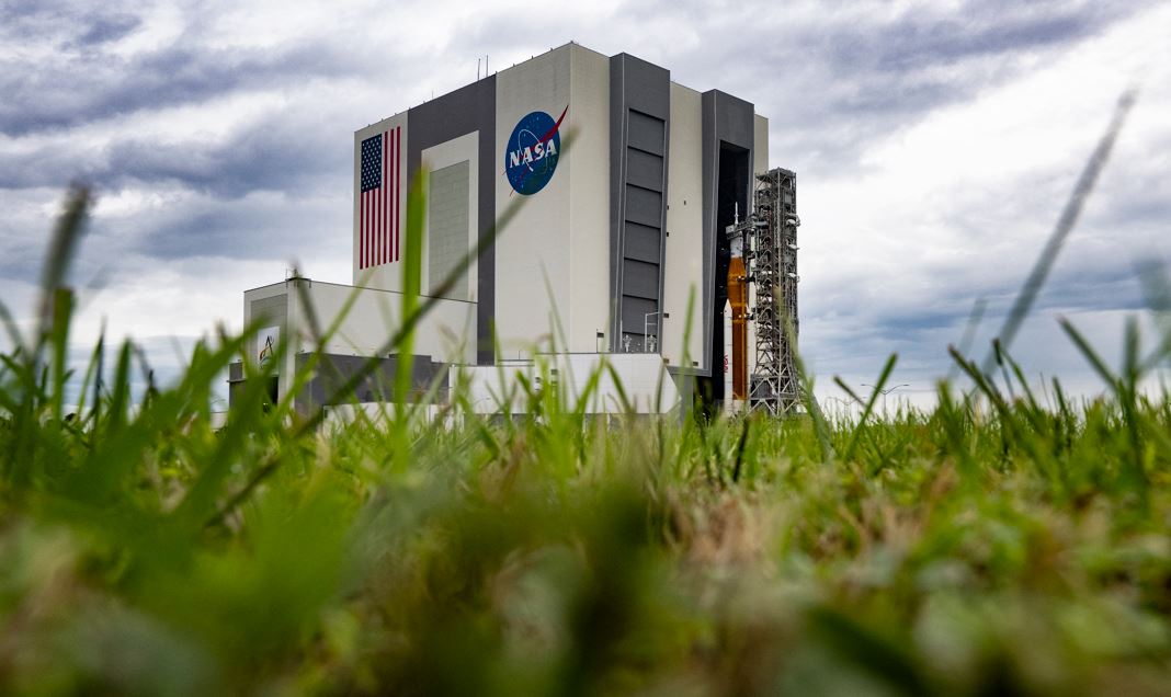 NASA indaga origen de objeto adherido a helicóptero Ingenuity en Marte ...